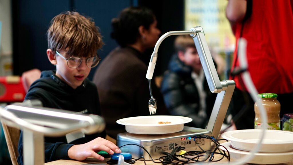 Hands-free eating challenge launched at Experimental House Zoetermeer ...