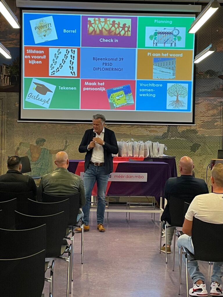 Eerste lichting studenten PI Alphen aan den Rijn diploma PBSD mbo 4 op ...