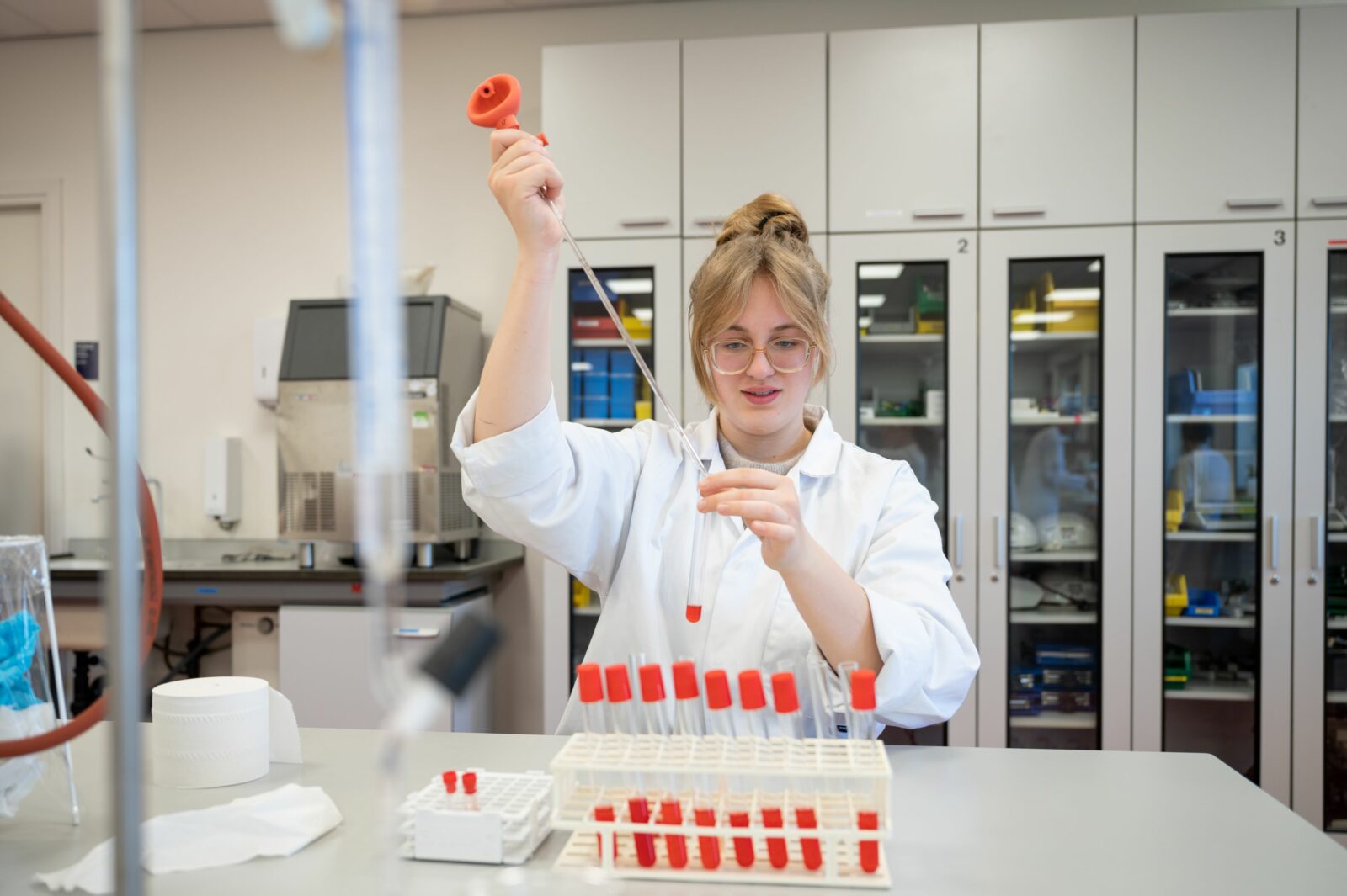 60 jaar laboratoriumonderwijs in Leiden: ‘Overal waar een lab is, vind ...